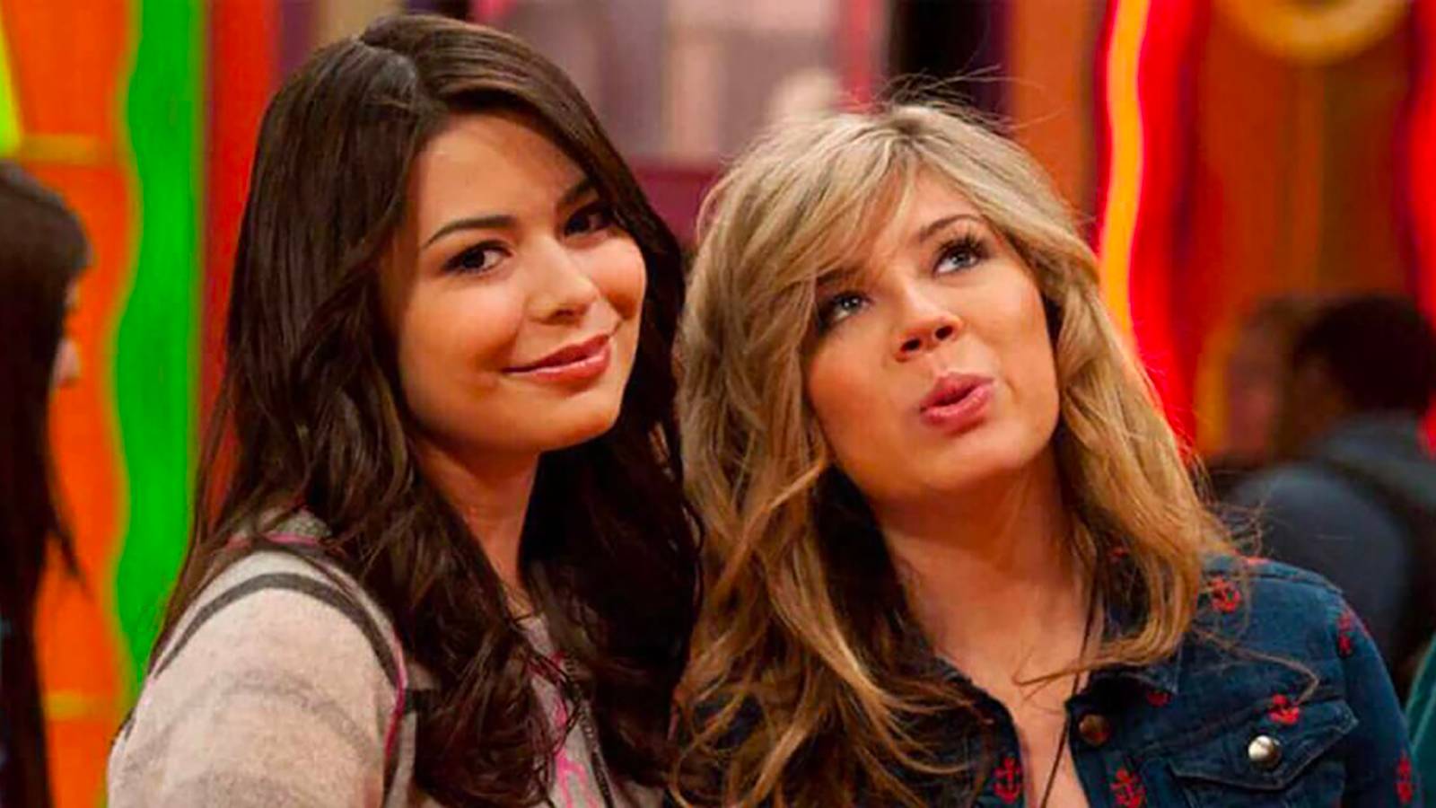 Miranda Cosgrove Supports Former iCarly Co-Star Jennette McCurdy