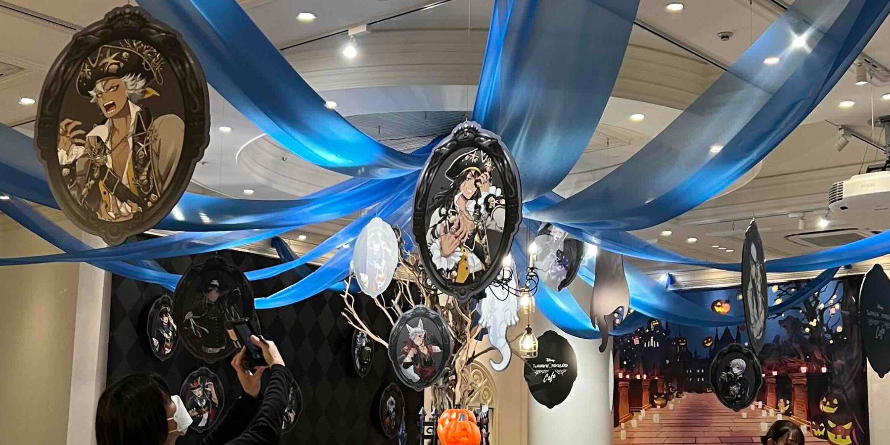 Inside the Disney Twisted-Wonderland Cafe