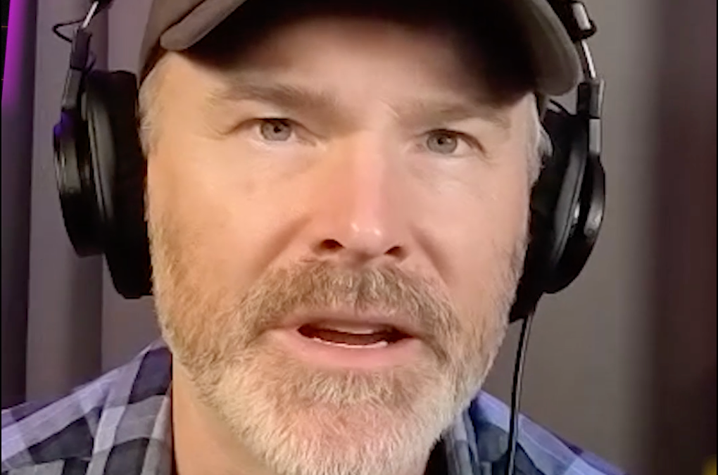 Roger Craig Smith on how stand-up comedy affected his voice acting career.